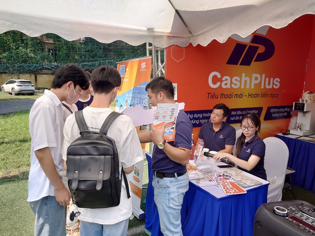 Cùng CashPlus "Mua sắm đầy ắp - hoàn tiền tức khắc" tại Ngày thẻ 2024
